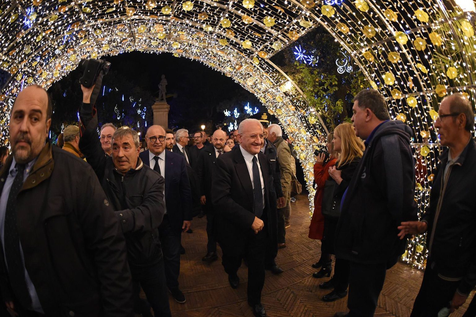 Napoli, De Luca: 'Se trovo i fondi, porto luci d'artista a Scampia'