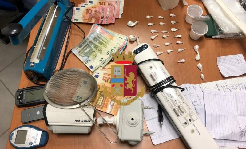 Cardito, la polizia scopre laboratorio della droga: presi 4 pregiudicati