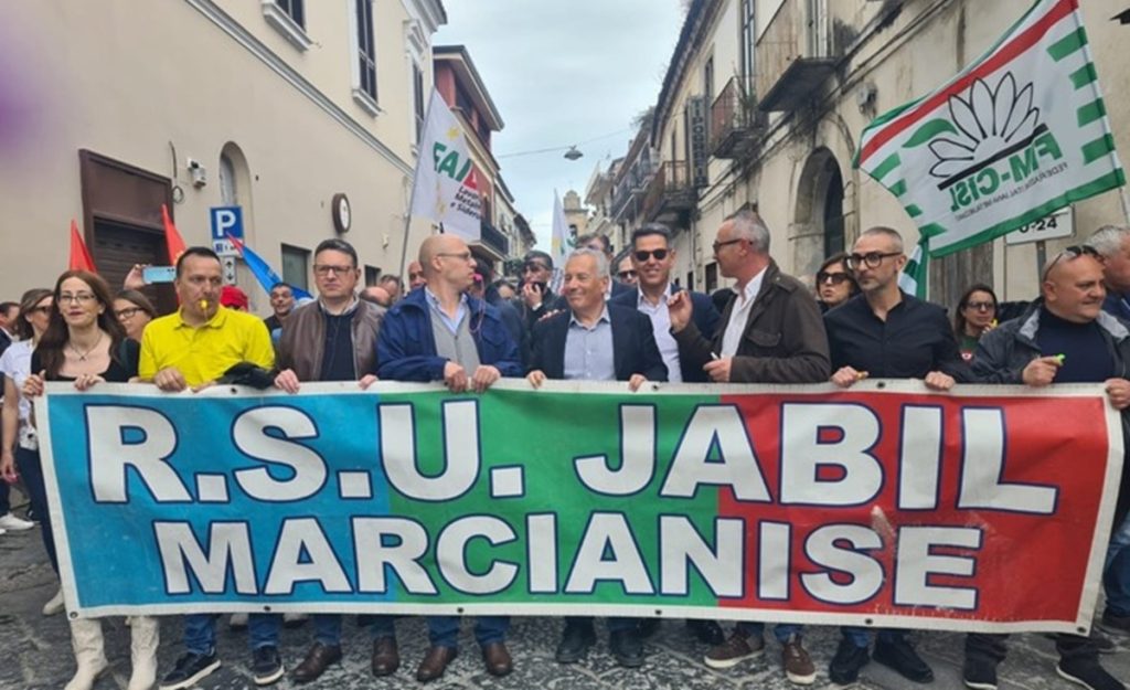 I lavoratori Jabil in corteo: "L'azienda deve restare a Marcianise"