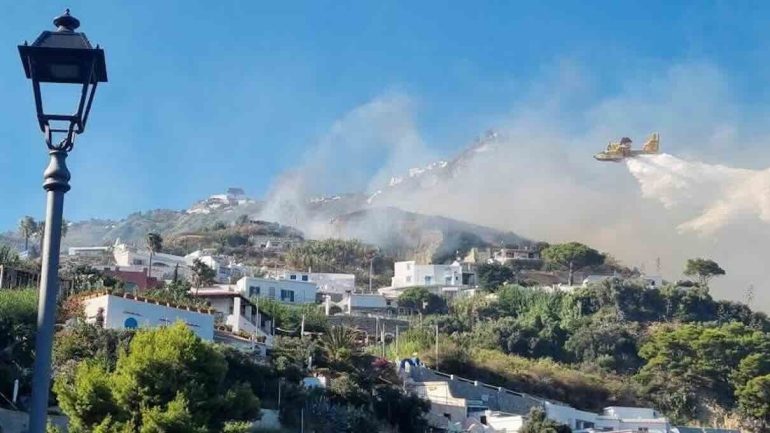 Ischia is on fire, a hotel in Serrara Fontana has been evacuated: fires ...