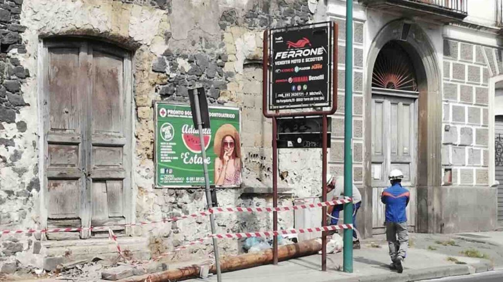 Torre del Greco: A light pole collapses on a bus stop.