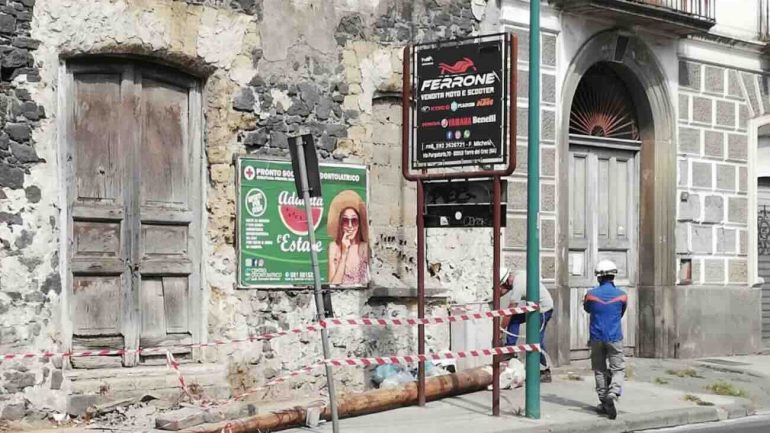 Torre del Greco: A light pole collapses on a bus stop.