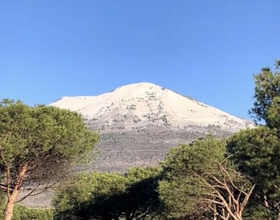 Prima neve del 2026 imbianca il Vesuvio: turisti immortalano lo ...