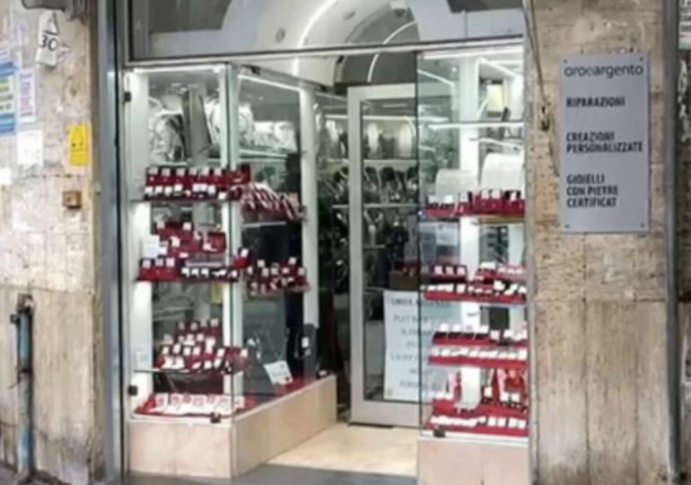 Salerno, colpo della banda del buco in gioielleria a Pastena