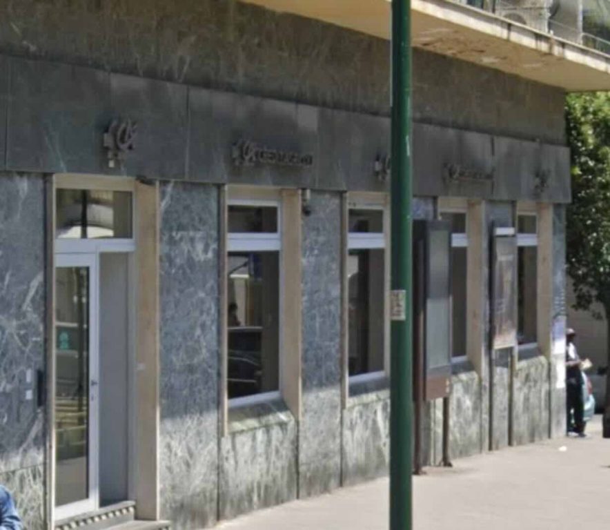 Naples: Bank raid in Piazza Medaglie d'Oro: robbers barricaded ...