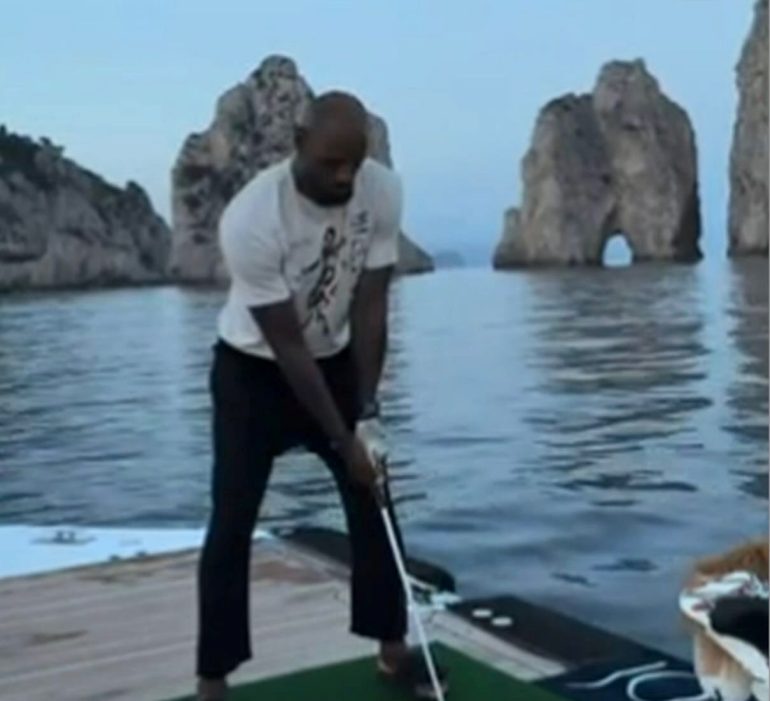 Capri: LeBron James plays golf from his yacht, and Codacons files a ...