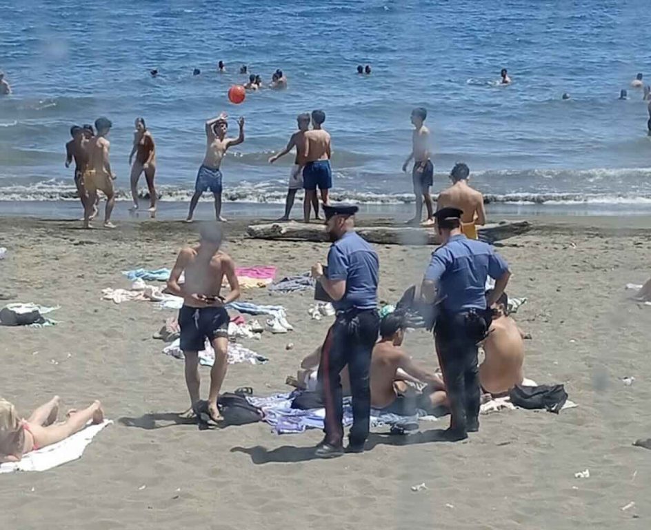 Naples: A gang of young men attempts to set fire to a homeless man's ...