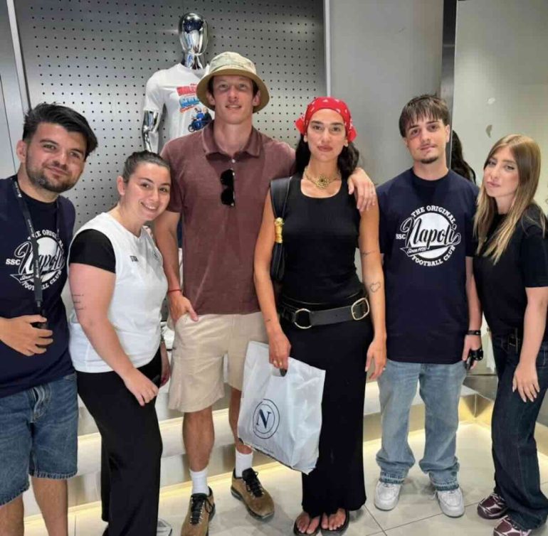 Dua Lipa and Callum Turner were won over by Naples: pizza at the Sanità ...