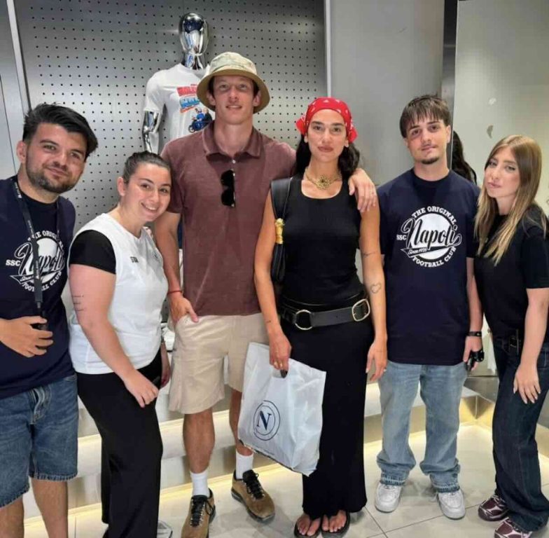 Dua Lipa e Callum Turner conquistati da Napoli: pizza alla Sanità e ...