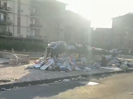 Emergenza rifiuti a Napoli: Rione Traiano sommerso dall’immondizia