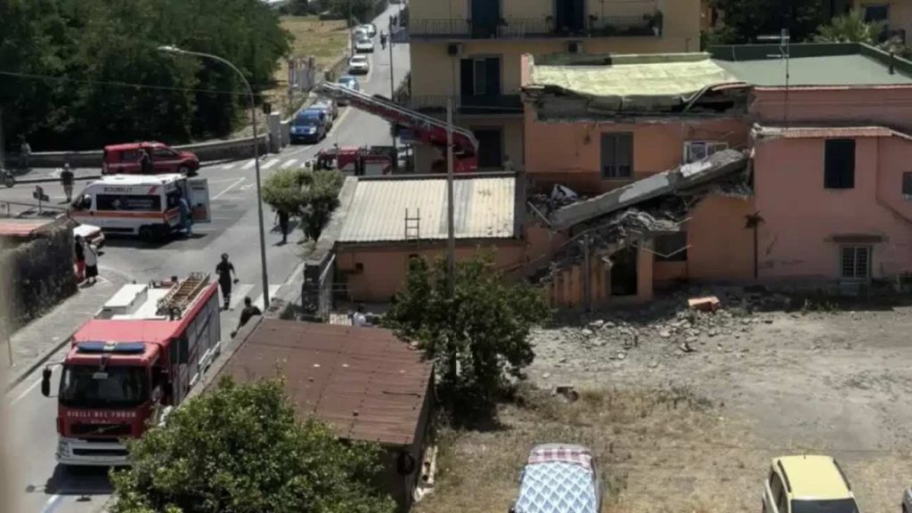 Ercolano, a building collapses, trapping two residents: rescued by ...