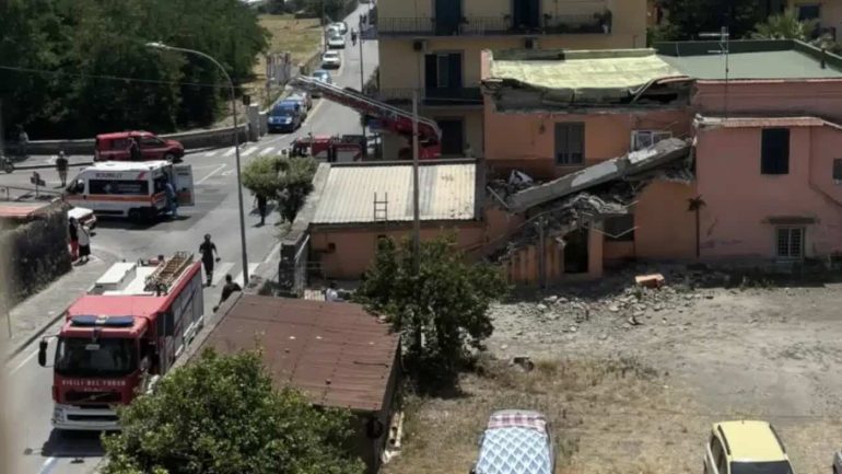 Ercolano, a building collapses, trapping two residents: rescued by ...