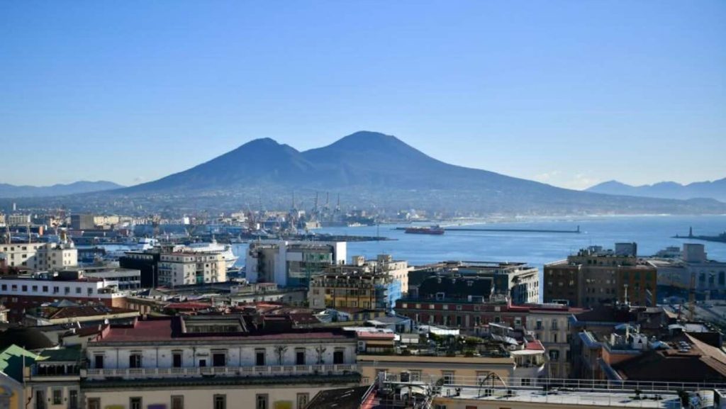 Napoli conquista il mondo: 132 lettere d’amore per la città partenopea ...