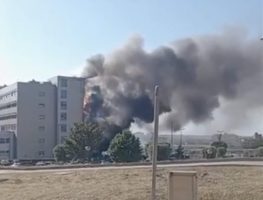 Naples, fire at the Ospedale del Mare: a column of smoke visible ...