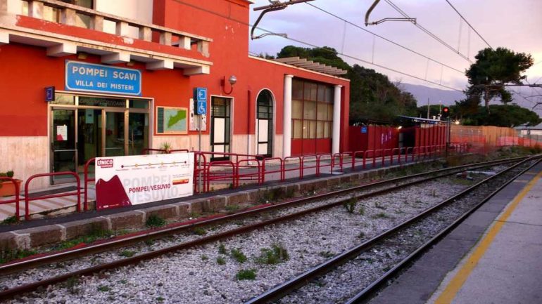 Pompei, ruba il cellulare a una turista alla stazione della ...