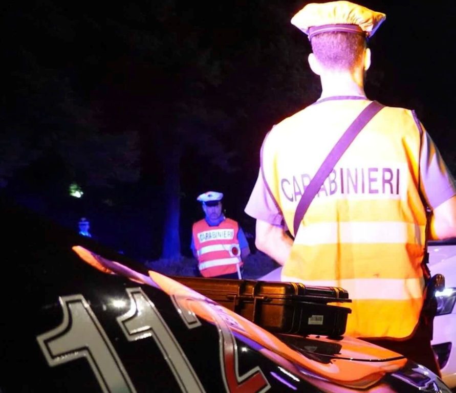 Ruba dodici sedie dal dehors di un bar ad Aversa: arrestato 48enne