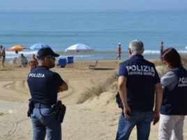 Salerno, avances in spiaggia a una donna: arrestato