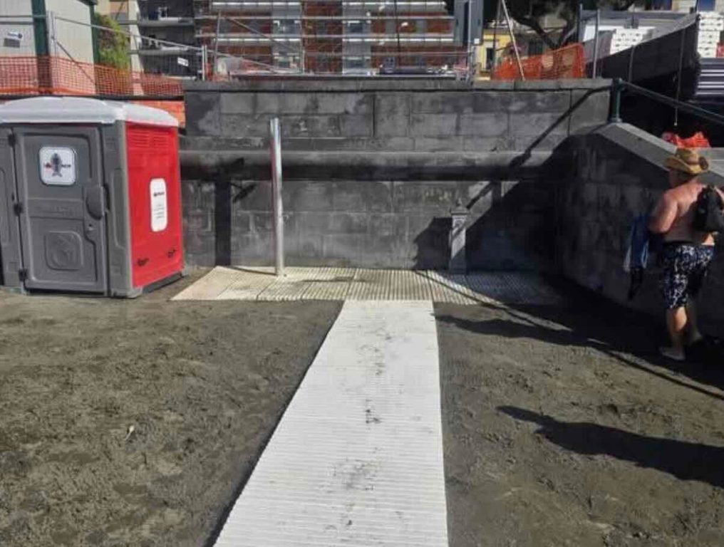 Free beaches in Naples, a new development in Largo Sermoneta: bathrooms ...